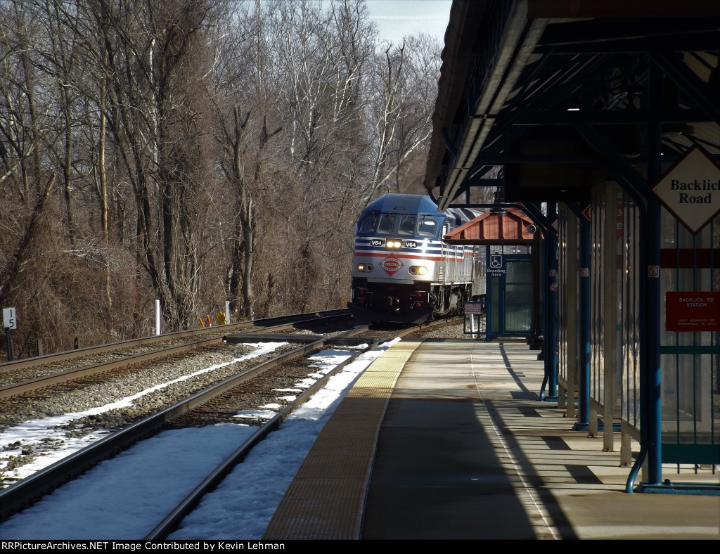 VRE V64 arriving at Backlick Station